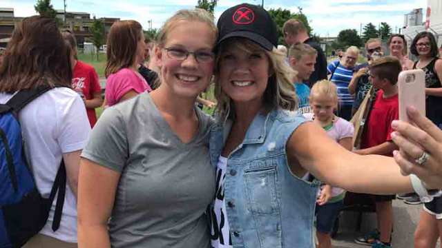 Singer Surprises Teen After 300 Mile Walk - NewsChannel 5 Nashville